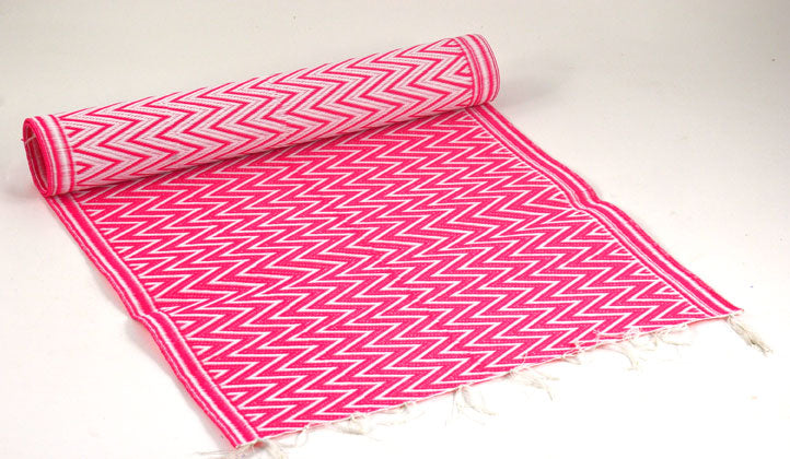 Tapis plastique africain chevrons rose et blanc – Thotmea